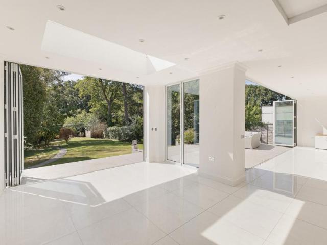 Detached House to rent with 6 bedrooms, Links Green Way, Cobham