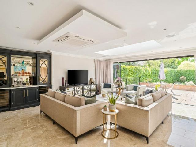 Detached House to rent with 6 bedrooms, Mizen Close, Cobham