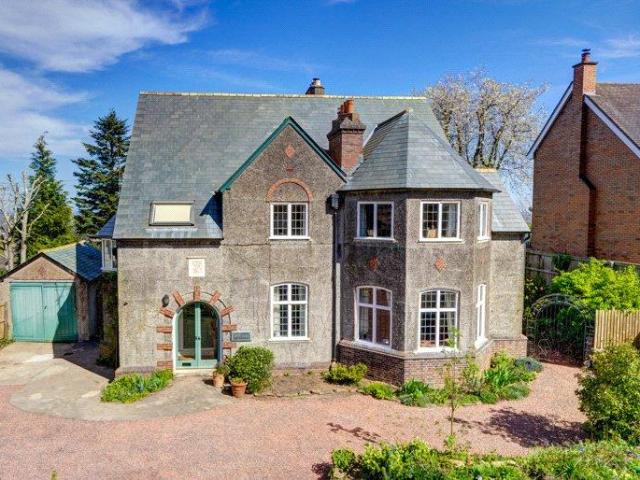 6 bedroom detached house for sale
