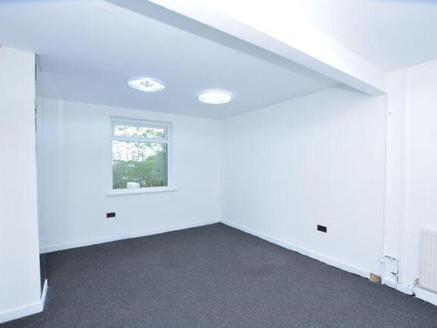 Detached house for rent in 7 Station Road, Slough, SL1