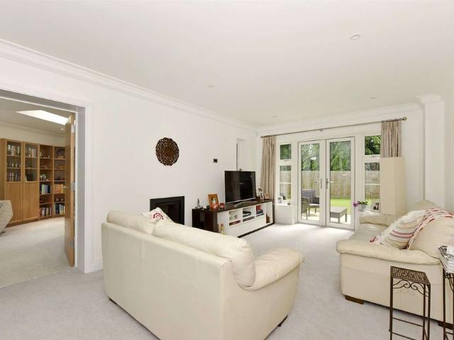 Detached modern home in a prestigious Gerrards Cross location