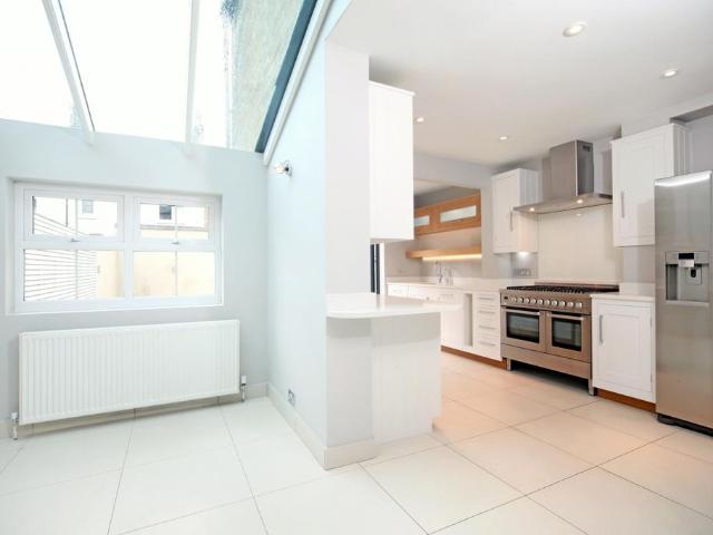 Devereux Road Windsor SL4 4 bed townhouse to rent £2,800 pcm £646 pw