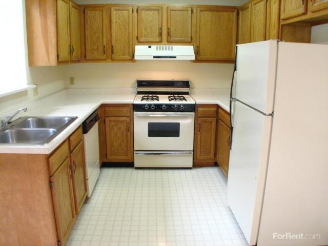 DeVille Grandeur 2 Bedroom Apartment for Rent at 2100 Tennyson Ave NE, Massillon, OH 44646