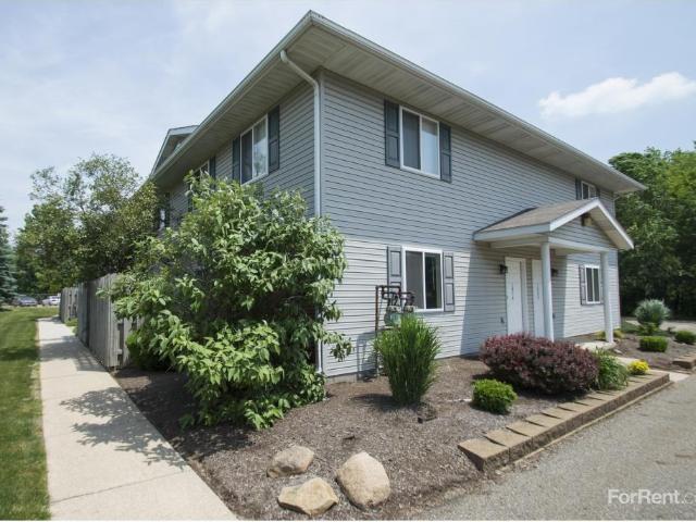 DeVille Grandeur 2 Bedroom Apartment for Rent at 2100 Tennyson Ave NE, Massillon, OH 44646