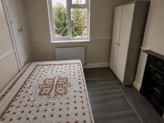 Devon Road, Barking IG11 2 bed terraced house to rent £1,900 pcm £438 pw