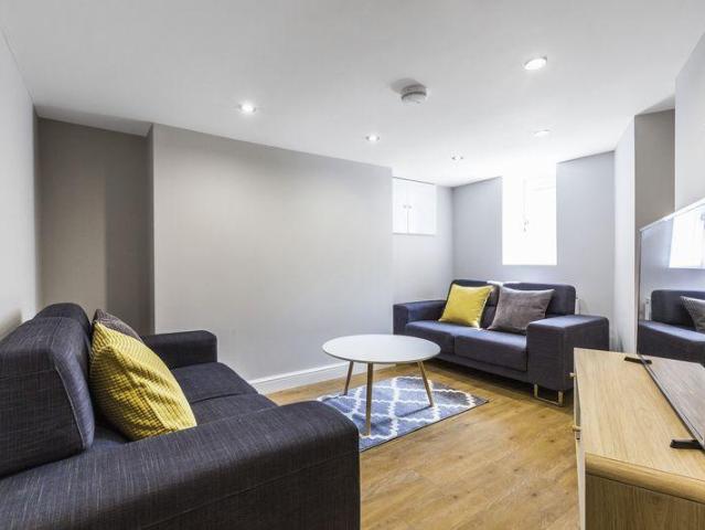 Devon Road, Leeds LS2 6 bed house to rent £4,134 pcm £954 pw