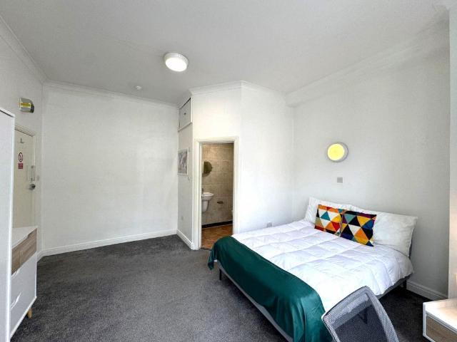 Devonport Road, London W12, Room to rent, £1,257 pcm | PrimeLocation