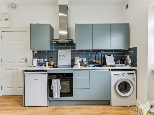 Devonport Road, London, W12 1 bed flat to rent £1,950 pcm £450 pw