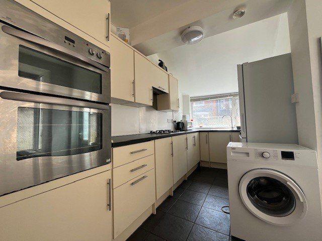 Devonshire Avenue, Southsea, Hampshire PO4, 5 bed shared accommodation to rent, £2,200 pcm | PrimeLocation