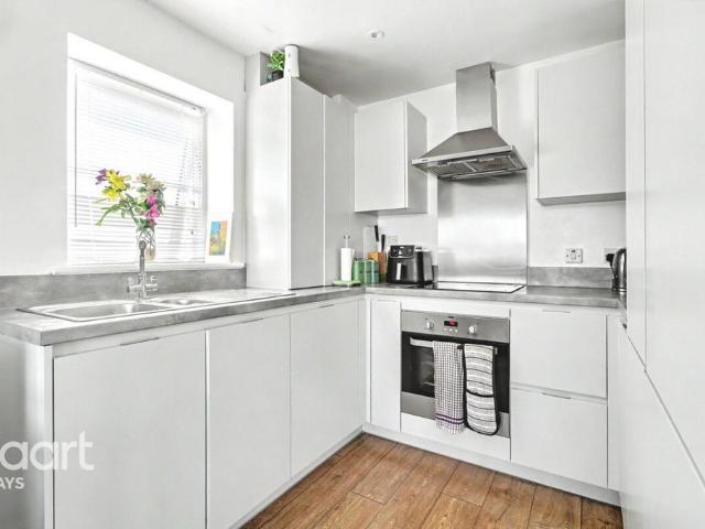 Devonshire Close, Grays 2 bed flat to rent £1,600 pcm £369 pw