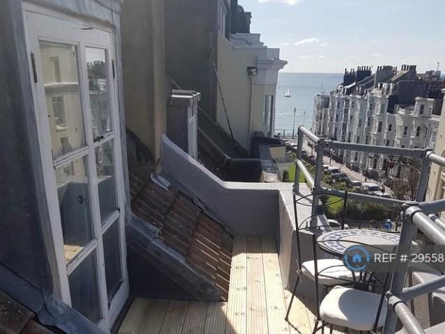 Devonshire Place, Brighton, BN2 2 bed penthouse to rent £2,250 pcm £519 pw
