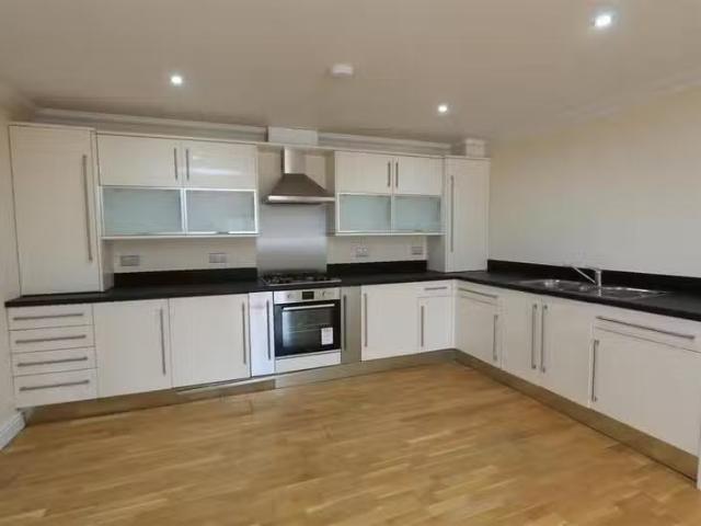 Devonshire Road, Bexleyheath 2 bed apartment to rent £1,500.
