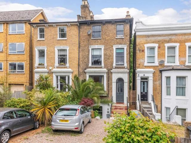 Devonshire Road, Forest Hill, London. 2 bed flat to rent £1,900 pcm £438 pw