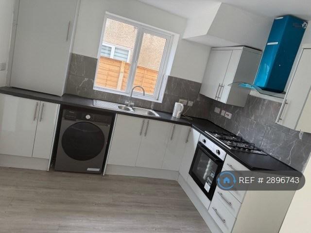 Devonshire Road, Manchester, M46 5 bed semi detached house to rent £1,950 pcm £450 pw