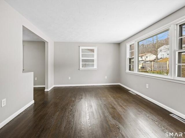 Devonwood Dr, Waterbury, Home For Sale