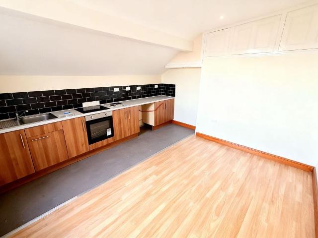 Dewsbury Road LS11, 2 bed flat to rent, £750 pcm | PrimeLocation