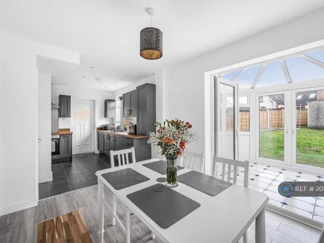 Dewsbury Road, Wakefield, WF3 3 bed semi detached house to rent £1,310 pcm £302 pw