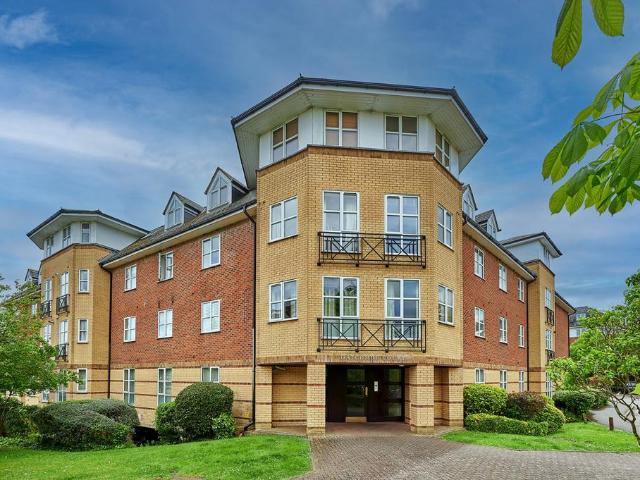 Dexter Close, Herts AL1 2 bed apartment to rent £1,750 pcm £404 pw