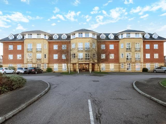 Dexter Close St. Albans AL1 2 bed apartment to rent £1,750 pcm £404 pw