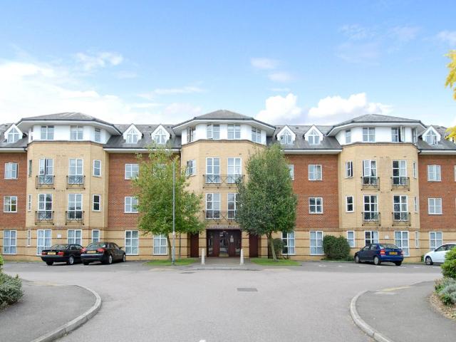 Dexter Close, St.Albans AL1, 2 bed flat to rent, £1,750 pcm | PrimeLocation