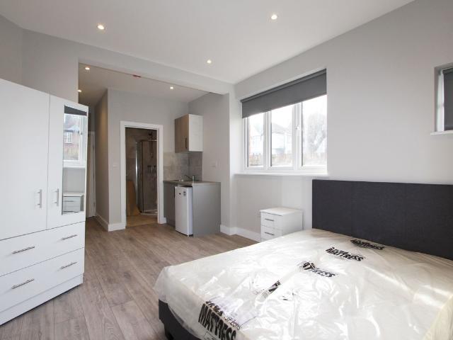 Dingwall Gardens, London NW11, Studio to rent, £1,200 pcm | PrimeLocation