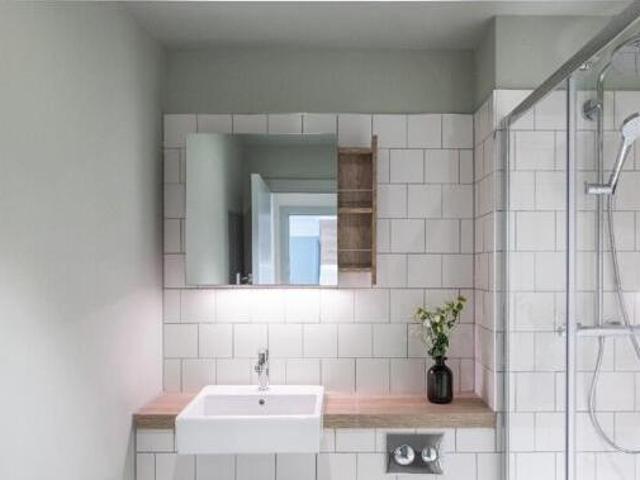 Dingwall Road, Croydon, 2 Bedroom Apartment