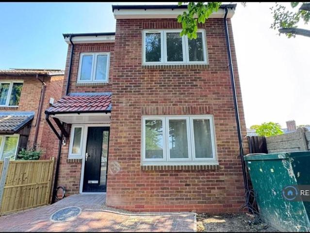 Diamond Close, London, RM8 2 bed detached house to rent £2,300 pcm £531 pw
