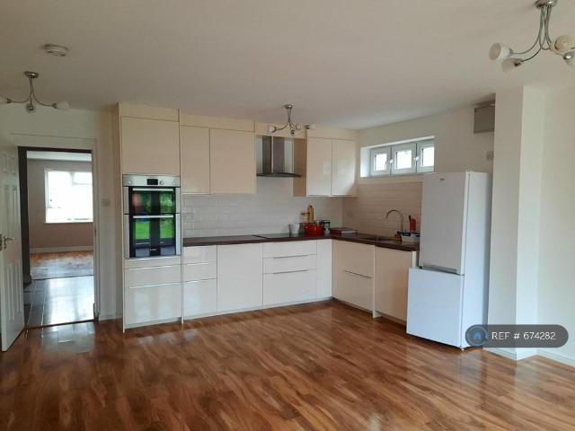 Dickens Avenue, London, N3 3 bed semi detached house to rent £2,600 pcm £600 pw