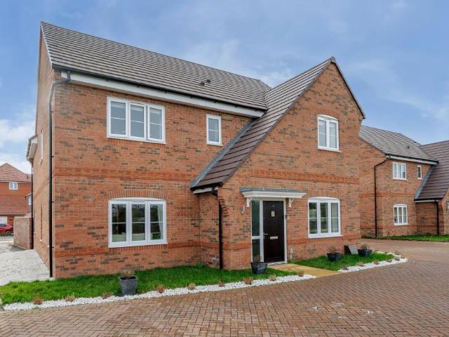 Didcot, Oxfordshire, OX11 5 bed detached house to rent £3,000 pcm £692 pw