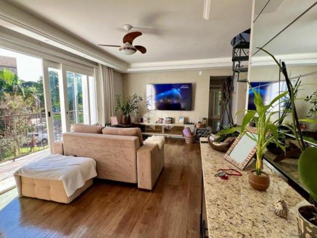 Diferenciada cobertura a venda em prédio tranquilo com apenas dois apartamentos por andar