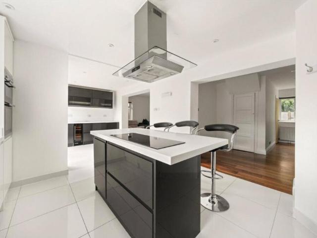 Dirtham Lane, Effingham, Leatherhead. 4 bed detached house to rent £4,250 pcm £981 pw