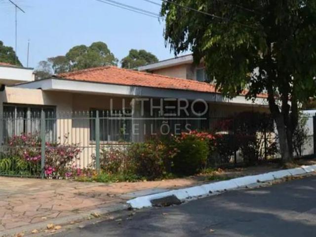 Direitos. Casa de alto padrão com 668m² A.C em terreno de 1.072m² A.T JD. Marajoara, SP/SP