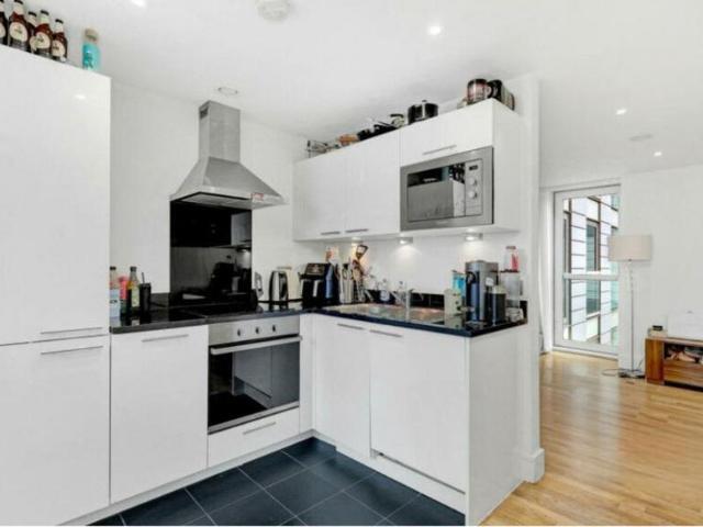 Distillery Tower, Deptford, London, SE8 2 bed flat to rent £2,400 pcm £554 pw