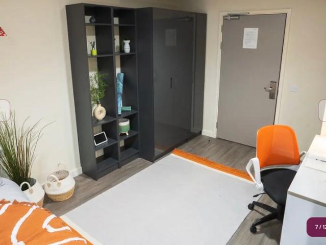 Discounted Deluxe biggest studio at Oxford House