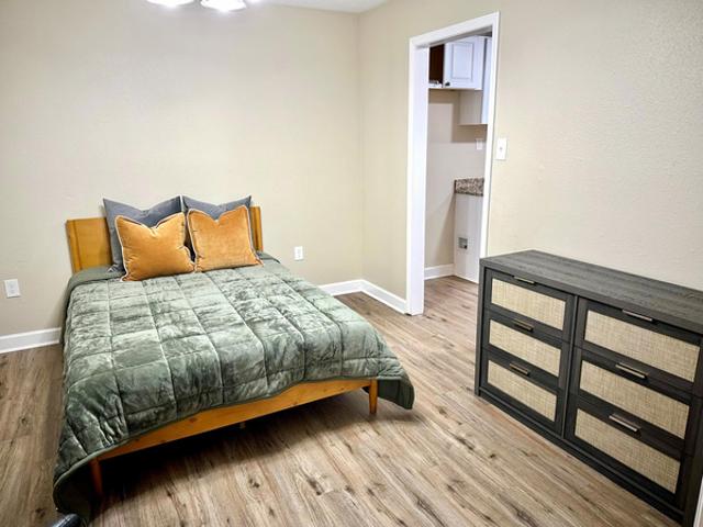 Discover this CHARMING HAMMOND RETREAT! Enjoy cozy private rooms in a peaceful neighborhood! Offering comfort, tranquility, & convenience!