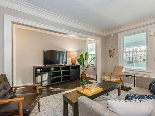 Discover this cozy Kansas City gem, blending comfort and convenience perfectly!
