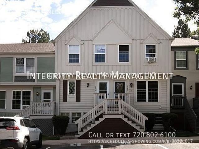Discover Comfort and Convenience: Charming 3 Bed Townhome in Lakewood's Prime Location! additional fees