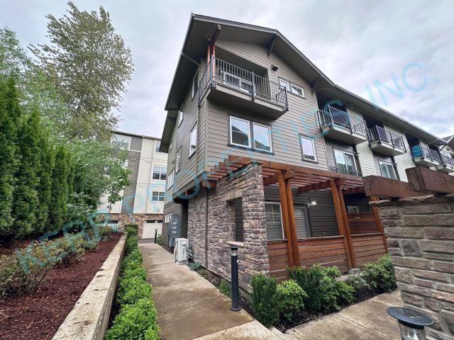 Discover Spacious Comfort: Elegant 3 Bed, 3.5 Bath Townhouse in Happy Valley!