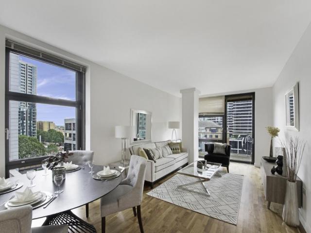 Discovery Dock West, 2 South Quay. 2 bed flat to rent £3,228 pcm £745 pw