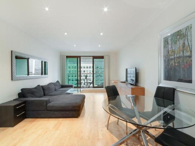Discovery Dock Apartments East, 3. 2 bed flat to rent £3,445 pcm £795 pw