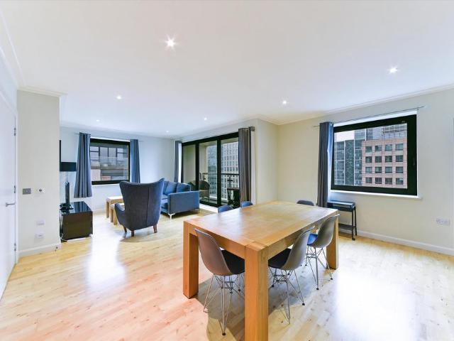 Discovery Dock Apartments East, South. 2 bed flat to rent £3,445 pcm £795 pw