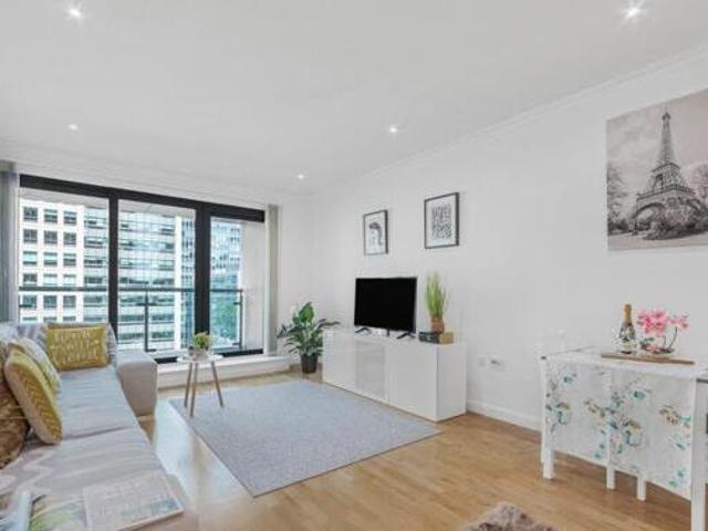 Discovery Dock Apartments East, South Quay Square, 2 Bedroom Flat