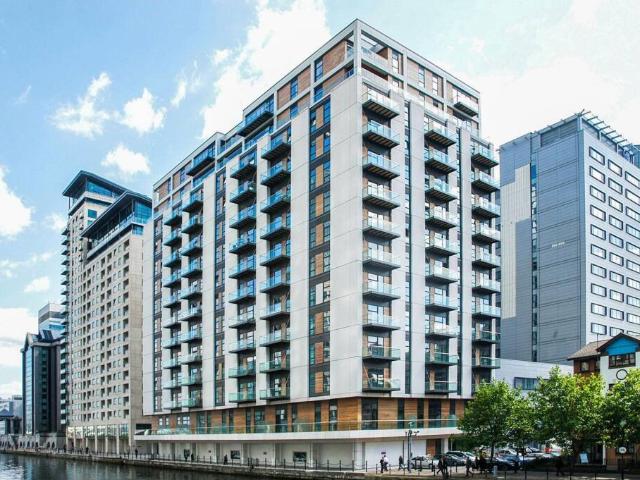 Discovery Dock Apartments West. 2 bed apartment to rent £3,000 pcm £692 pw