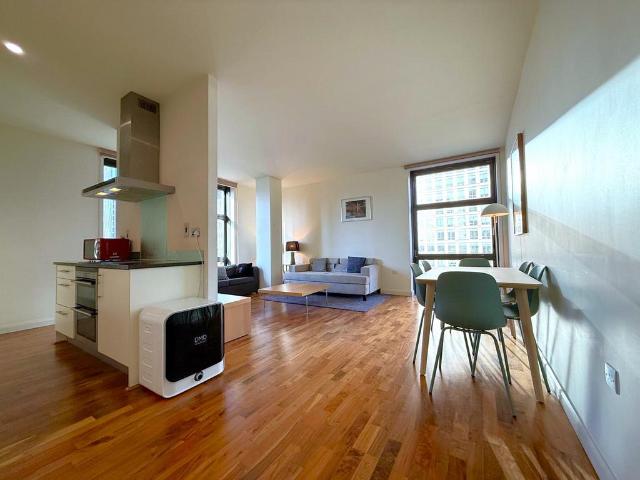 Discovery Dock Apartments West. 2 bed apartment to rent £3,200 pcm £738 pw