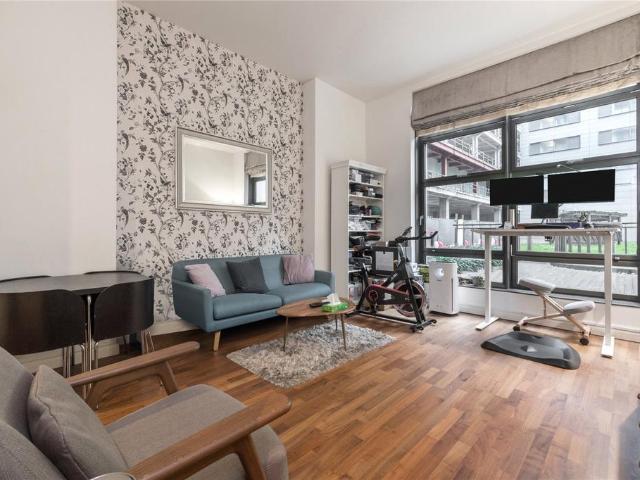 Discovery Dock Apartments West, South. 1 bed flat to rent £2,490 pcm £575 pw