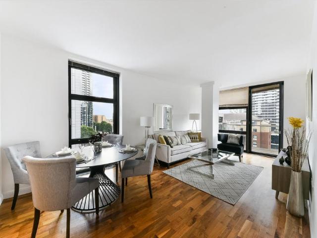 Discovery Dock Apartments West, South. 2 bed flat to rent £3,230 pcm £745 pw