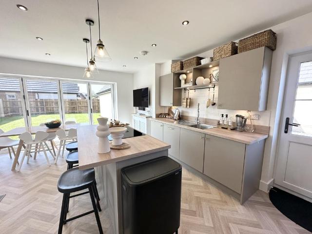 Discovery Drive, Colchester CO2 5 bed detached house to rent £2,600 pcm £600 pw
