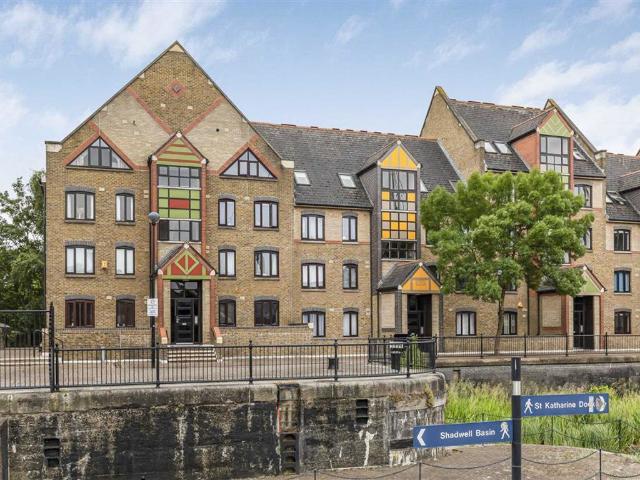 Discovery Walk, Wapping E1W, 3 bed flat to rent, £3,300 pcm | PrimeLocation