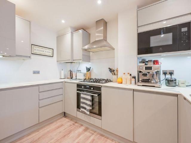 Discovery Walk, Wapping, London, E1W 2 bed flat to rent £3,142 pcm £725 pw