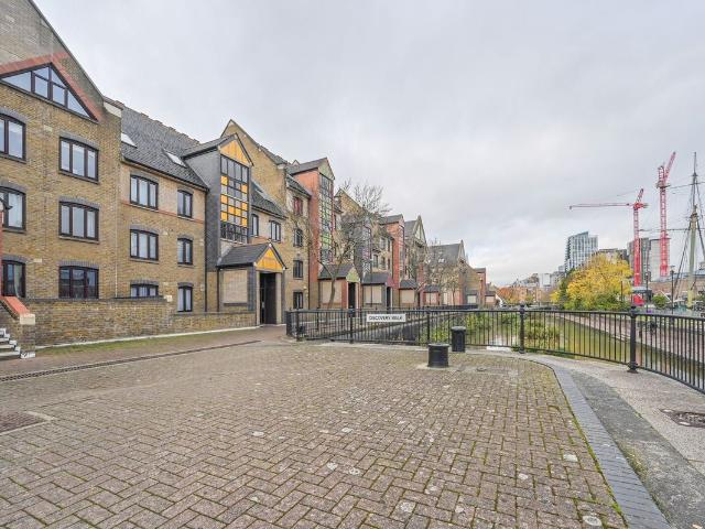 Discovery Walk, Wapping, London E1W, 2 bed flat to rent, £3,142 pcm | PrimeLocation